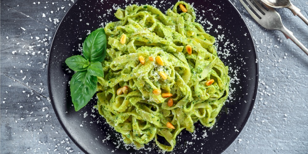 Pasta integral con salsa de espinacas y apio - receta | FoodPal