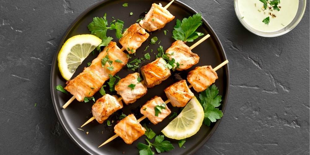 Pinchos de salmón con aguacate - receta | FoodPal